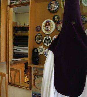 ¿Sabías que? … El origen del capirote de los Nazarenos y de colgar un ...